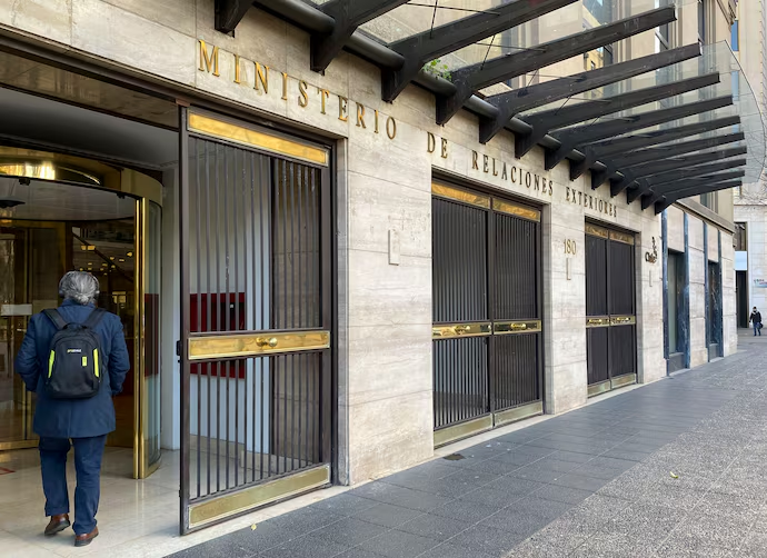 La Tercera | Columna de opinión de Juan Pablo Sims: Dilema ...